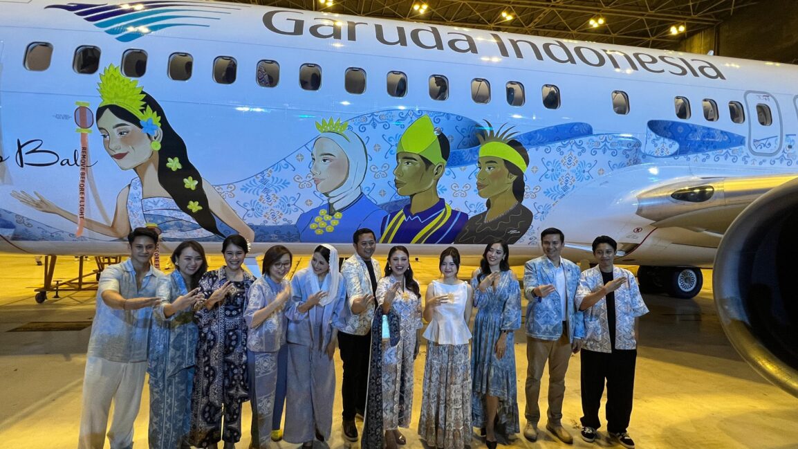 16 Karakter Suku Indonesia Menempel di Badan Pesawat Garuda Indonesia ...